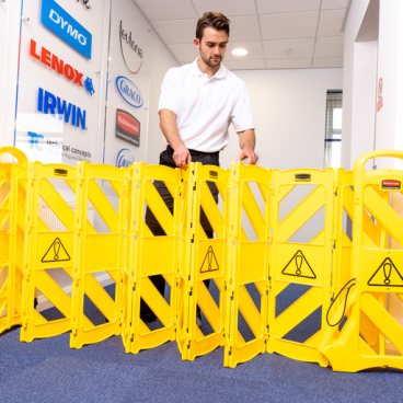 Rubbermaid mobiles Absperrsystem für Innenbereiche, 4 Meter, gelb Farbe ...